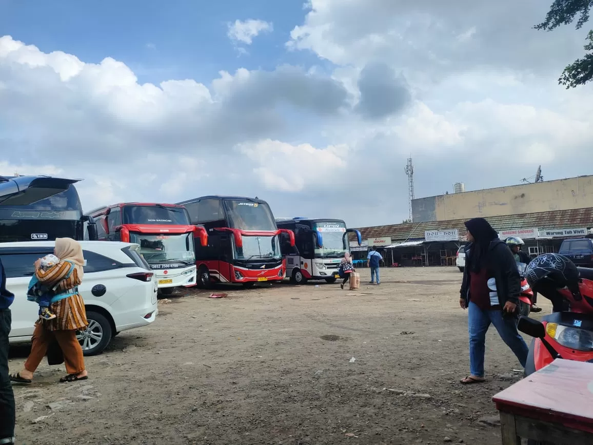 Pemudik Mulai Padati Terminal Parung Tiga Hari Jelang Natal ...